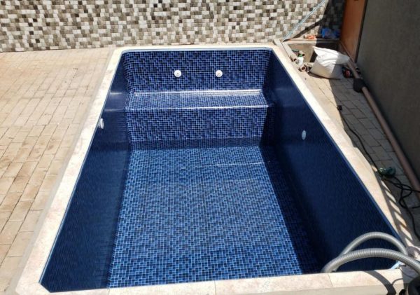 Piscina com Banco no Condomínio Veneza - Centerpool - Piscinas Ribeirão ...